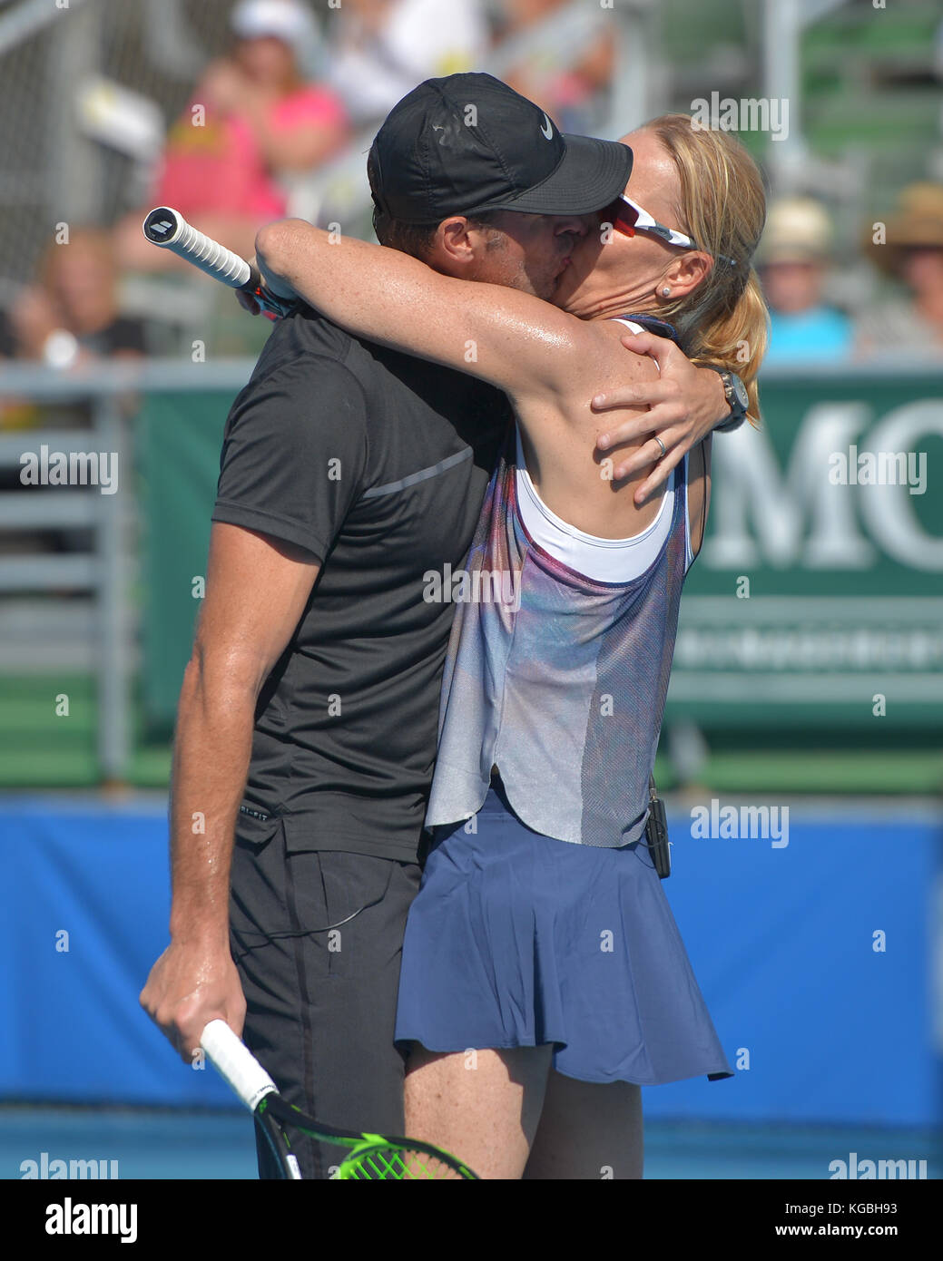 Delray Beach, FL, USA. 5th Nov, 2017. Scott Foley kisses partner Renee ...