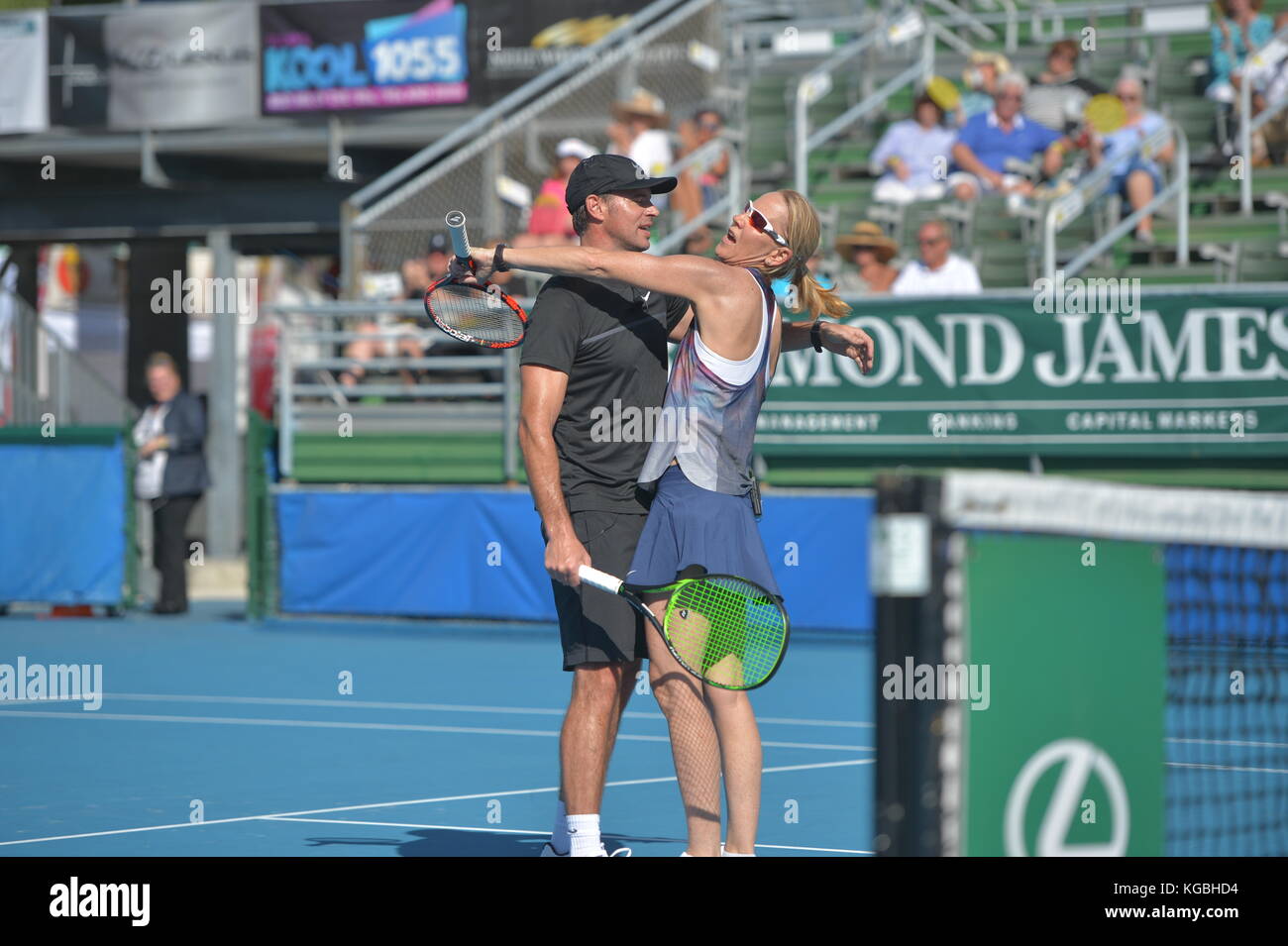 Delray Beach, FL, USA. 5th Nov, 2017. Scott Foley kisses partner Renee ...