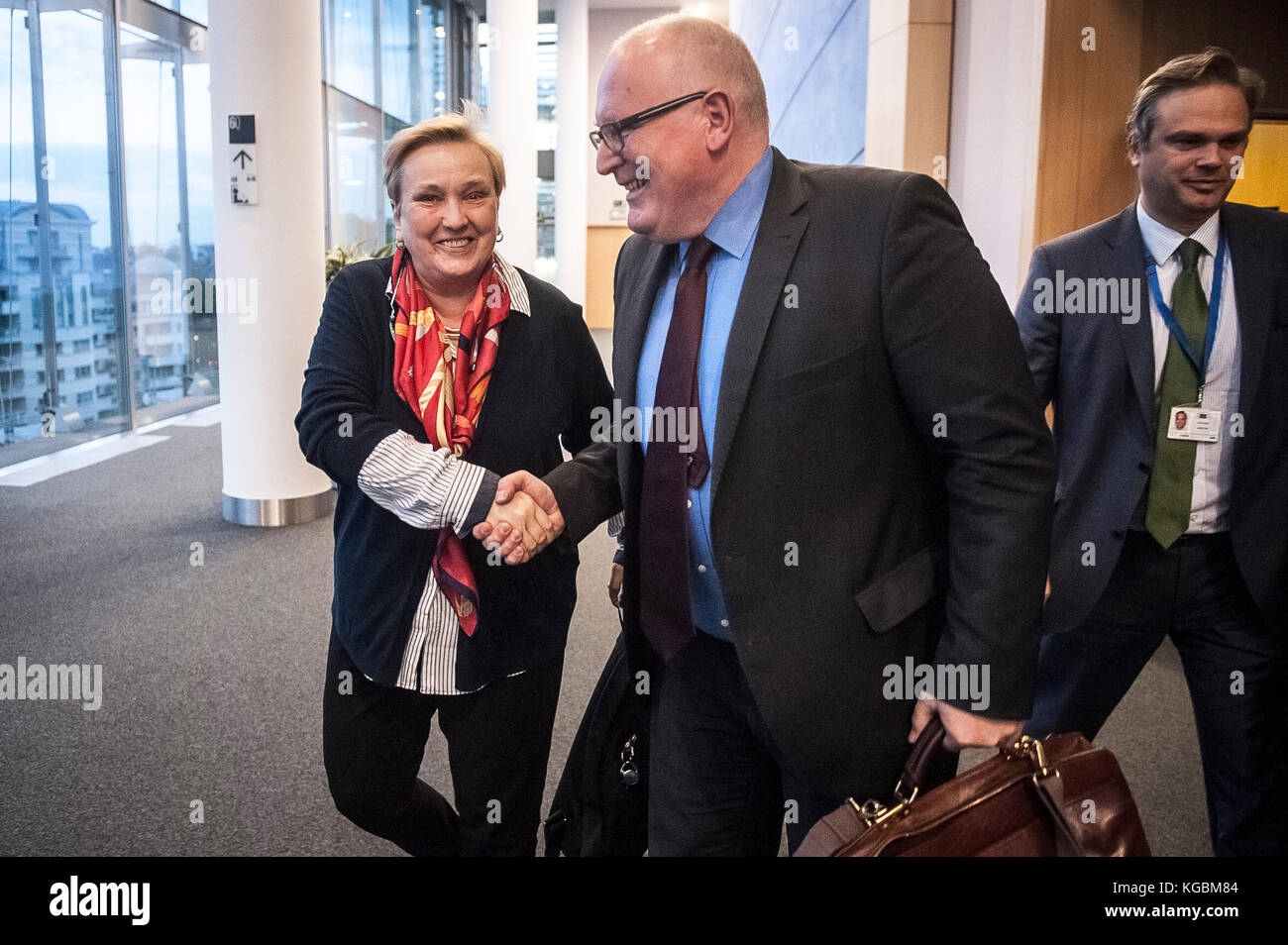 Brussels, Bxl, Belgium. 6th Nov, 2017. Member of European Parliament (MEP) Roza Thun (L) and ...