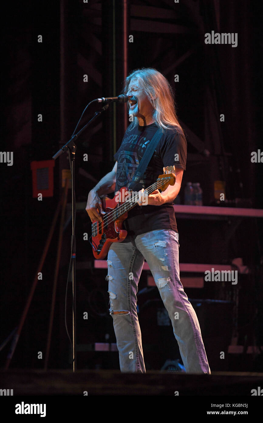 Pembroke Pines, Florida, USA. 05th Nov, 2017. Randy Threet of the ...