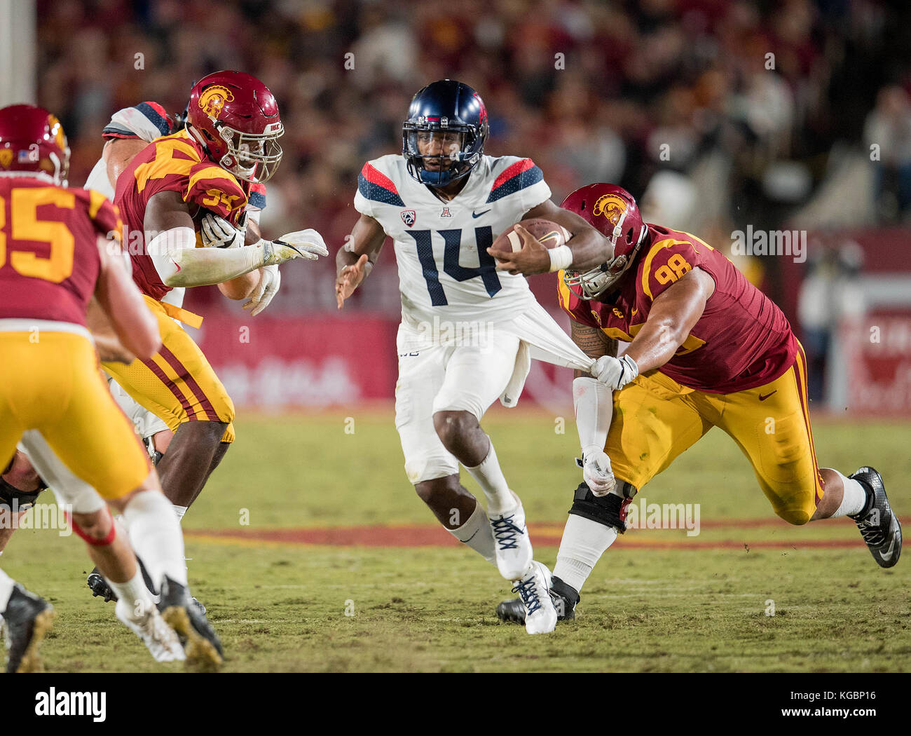 Los Angeles, CA, USA. 04th Nov, 2017. Arizona quarterback (14) Khalil ...