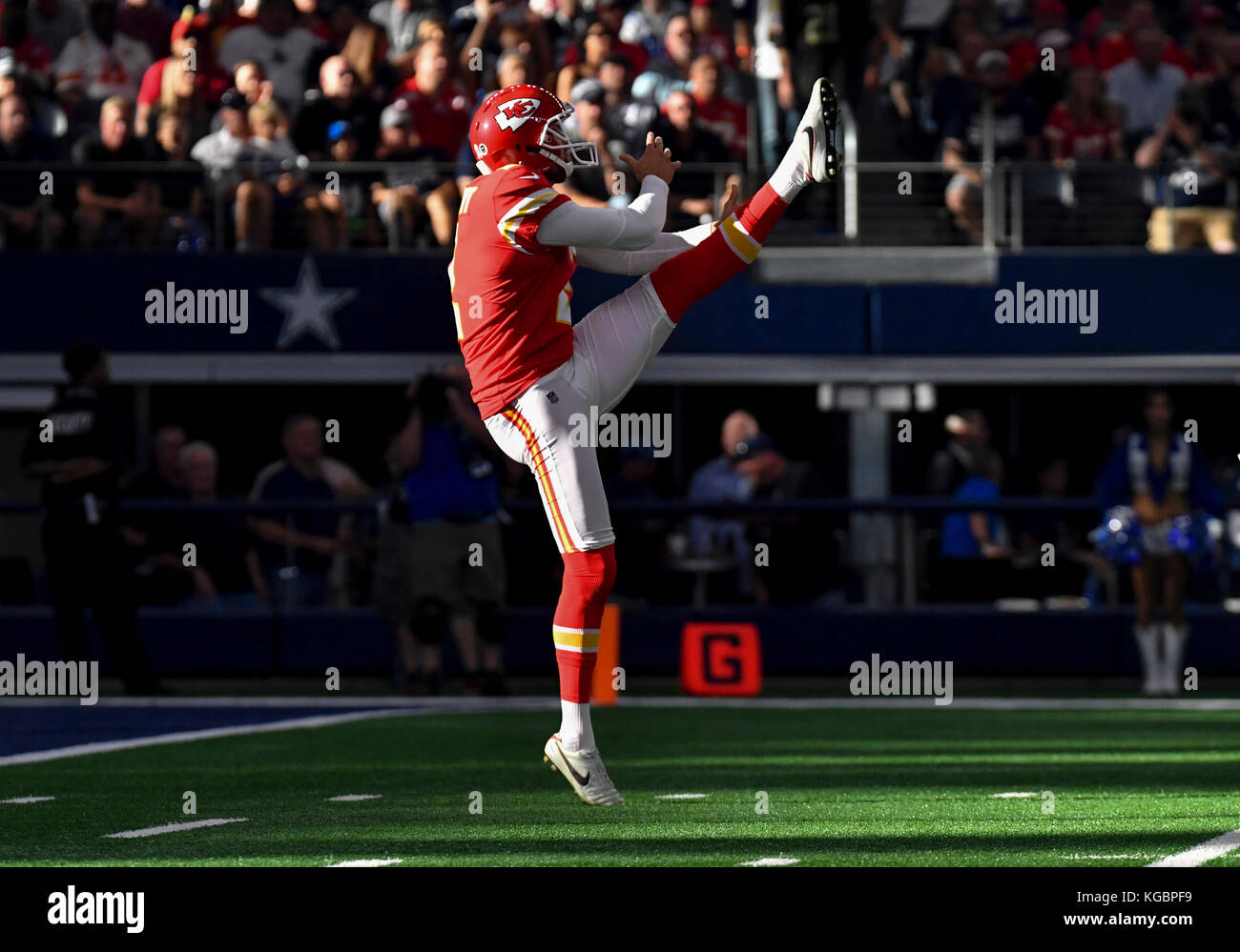 November 05, 2017: Kansas City Chiefs punter Dustin Colquitt #2 during ...