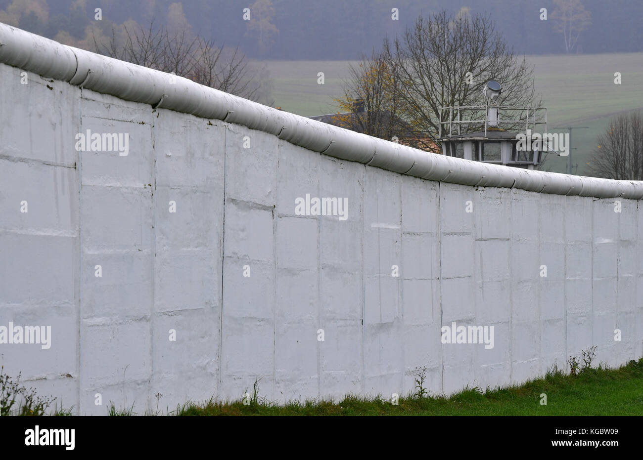 Moedlareuth, Germany. 23rd Oct, 2017. The former border between East ...