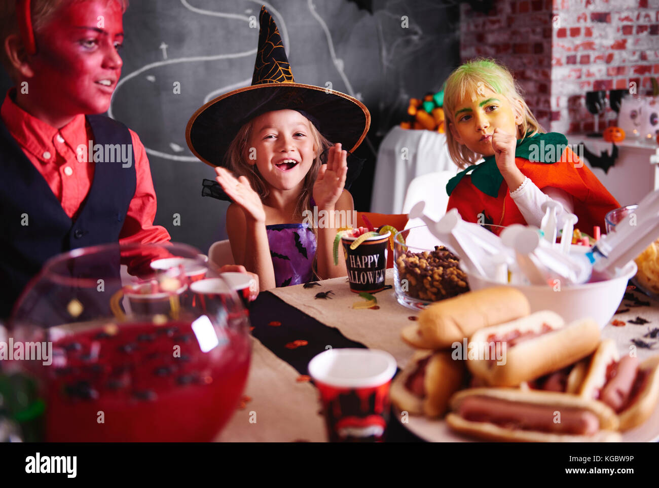 Kids eating at a party hi-res stock photography and images - Alamy