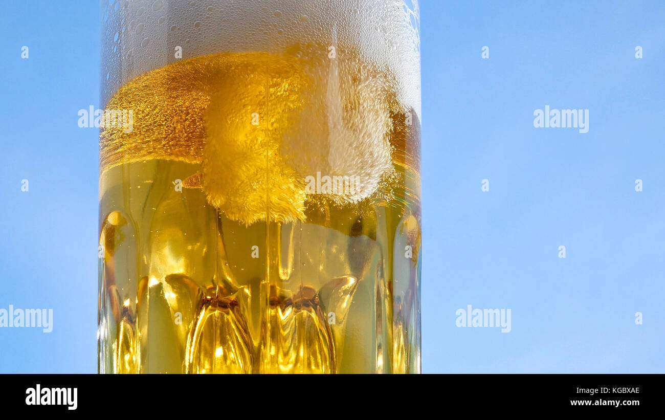 Pouring pint of beer hi-res stock photography and images - Alamy