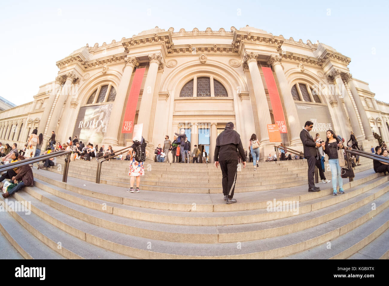Front entrance metropolitan museum hi-res stock photography and images ...
