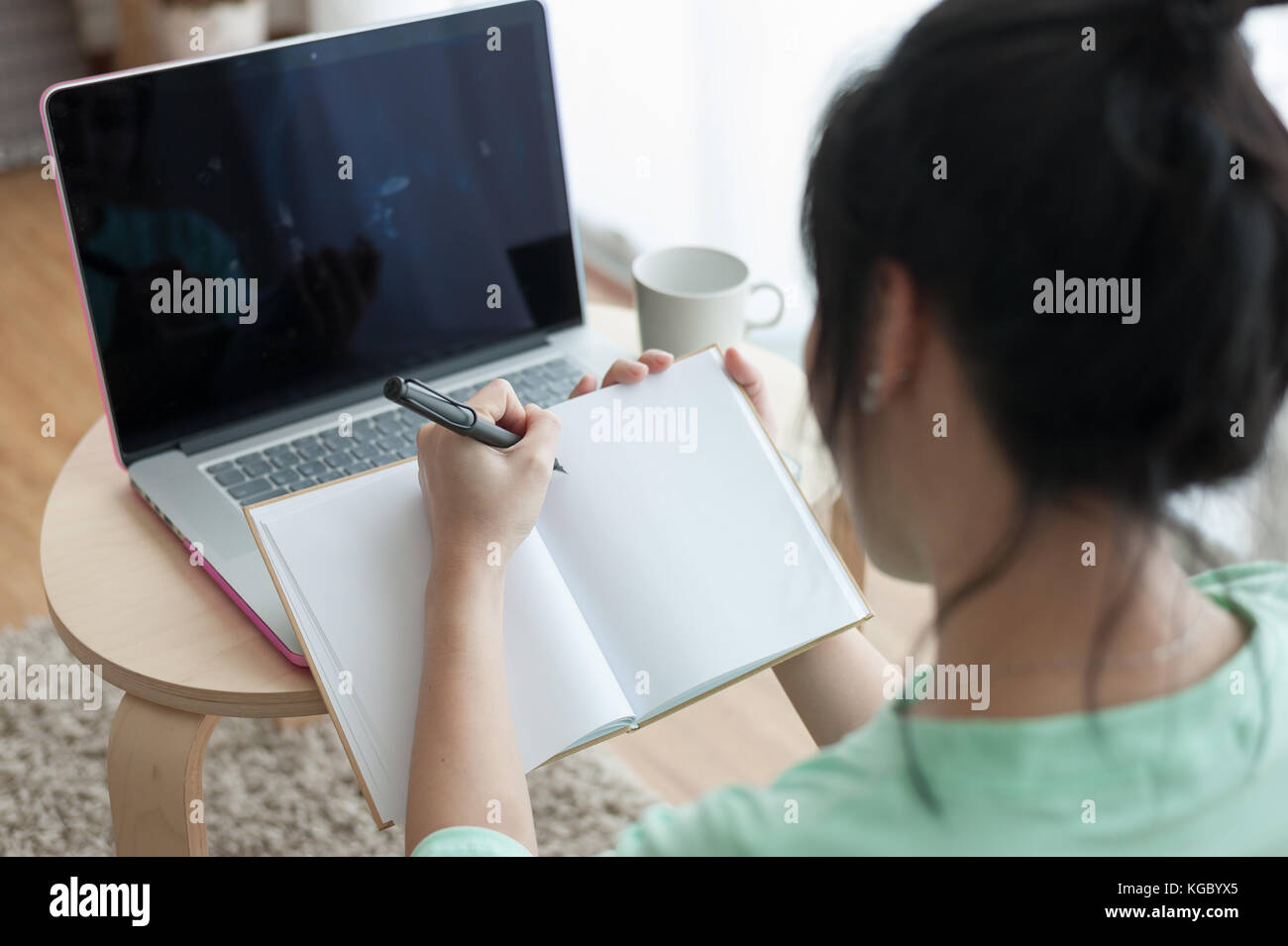 Writing young left handed woman hi-res stock photography and images - Alamy