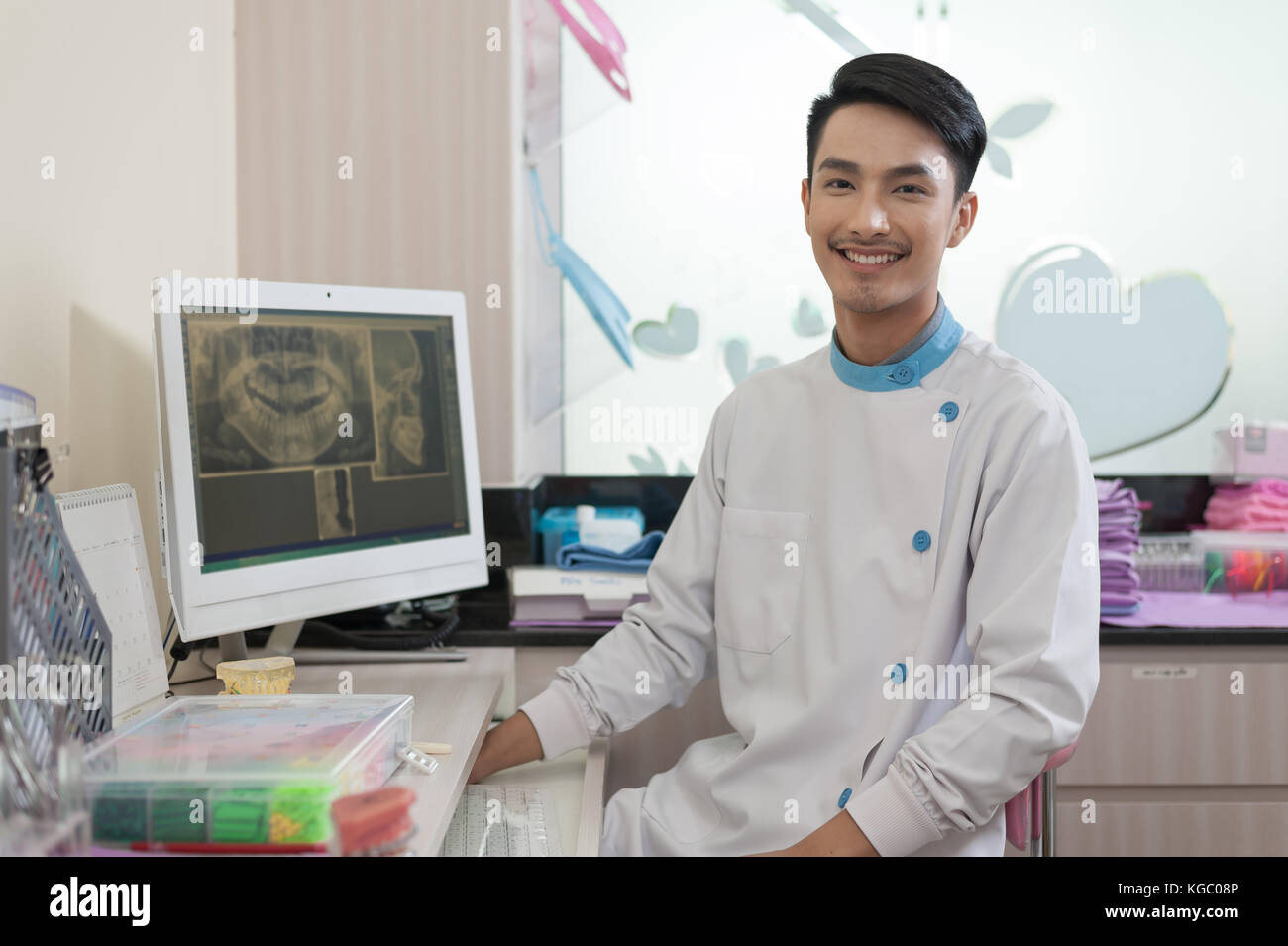 Computer men explain hi-res stock photography and images - Alamy