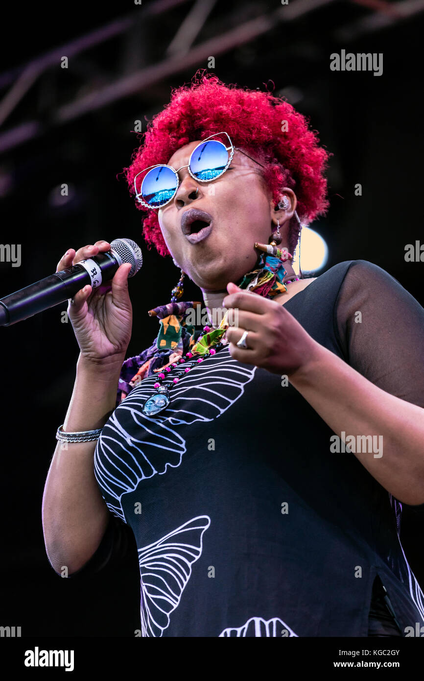 Mu Mu Fresh Youssef sing backup for hip hop artist COMMON - 60th ...