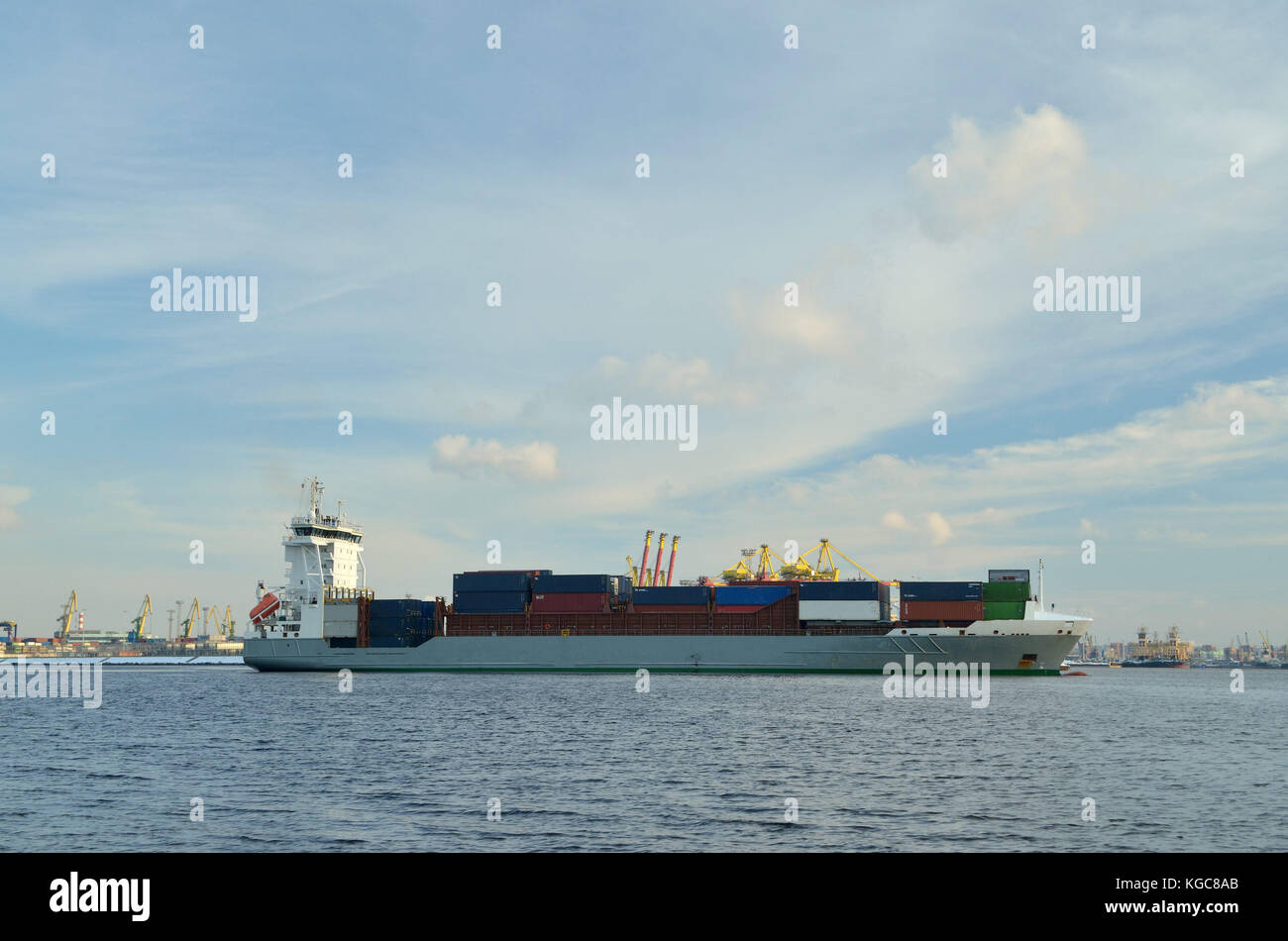Container ship offloading hi-res stock photography and images - Alamy