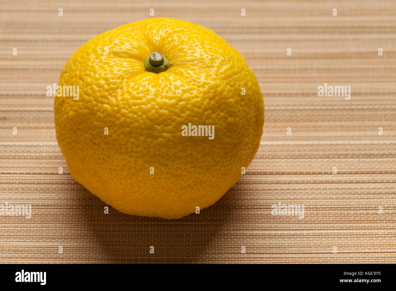 Single fresh yellow Japanese Yuzu Stock Photo - Alamy