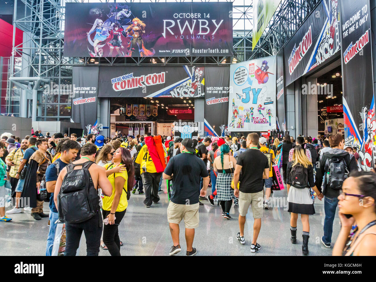 Crowd visitors fans new york hi-res stock photography and images - Alamy