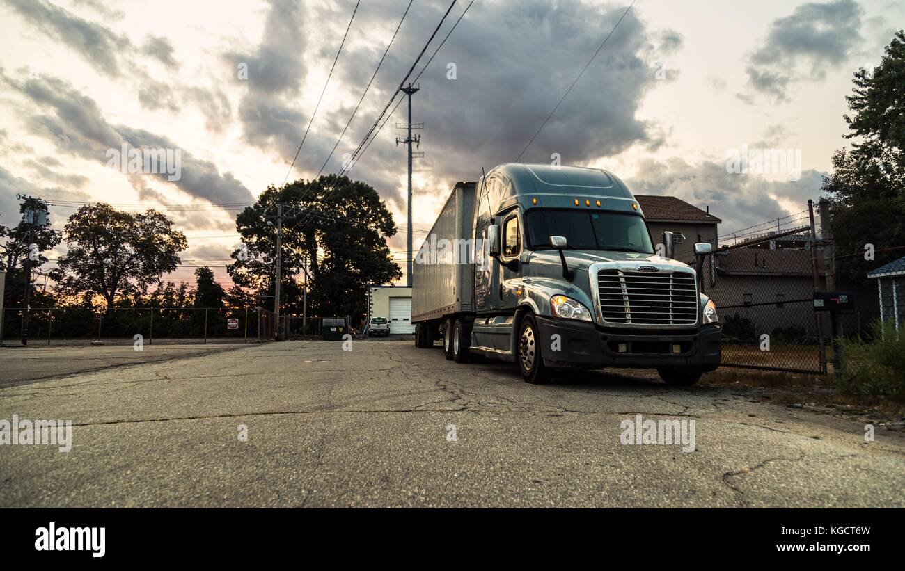 Dry van truckload hi-res stock photography and images - Alamy