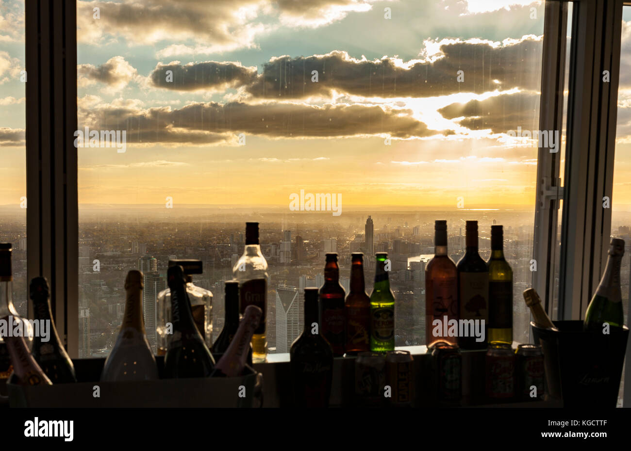 Bar in the shard hi-res stock photography and images - Alamy
