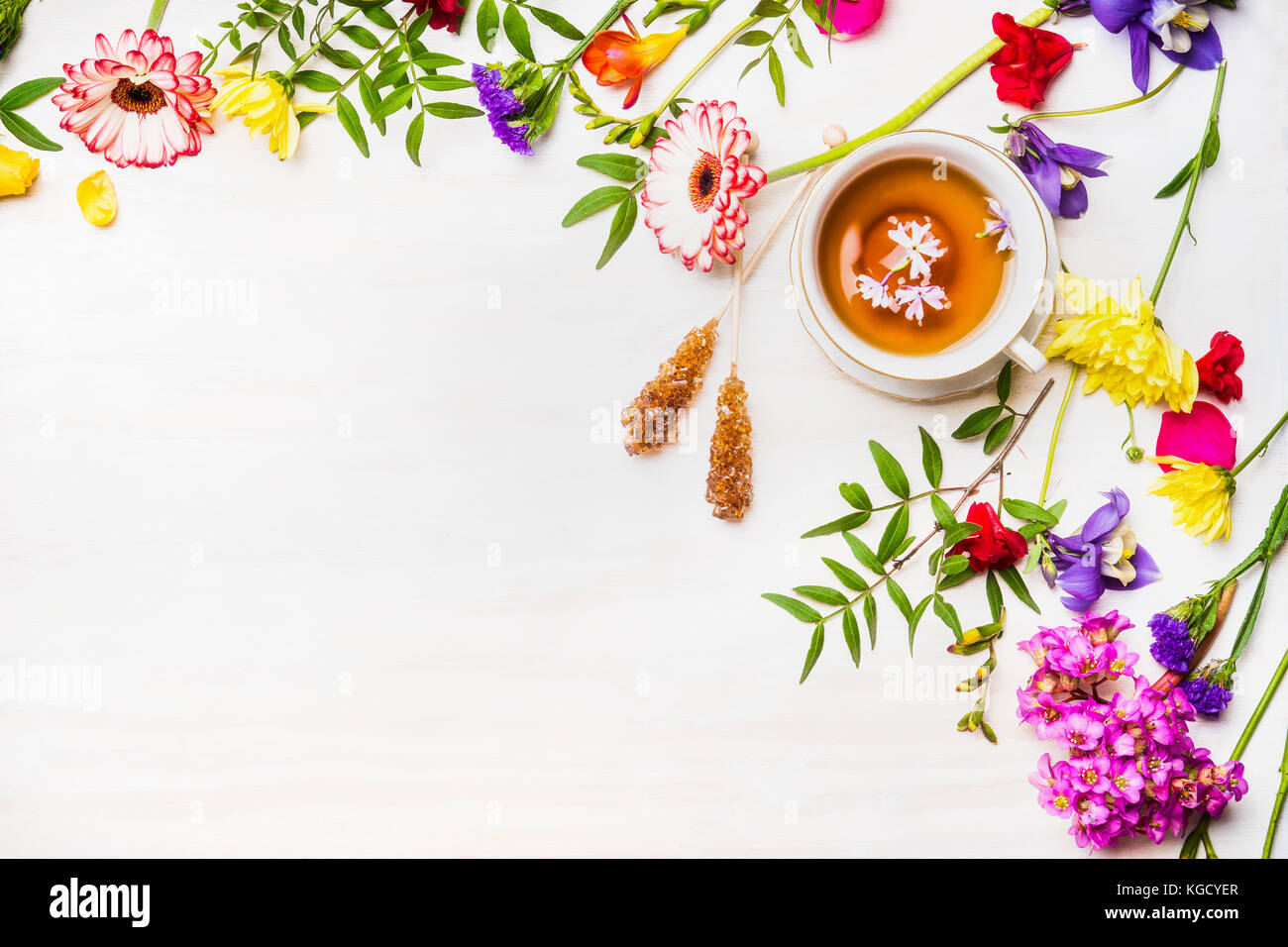 Pink flowers laid out hi-res stock photography and images - Alamy