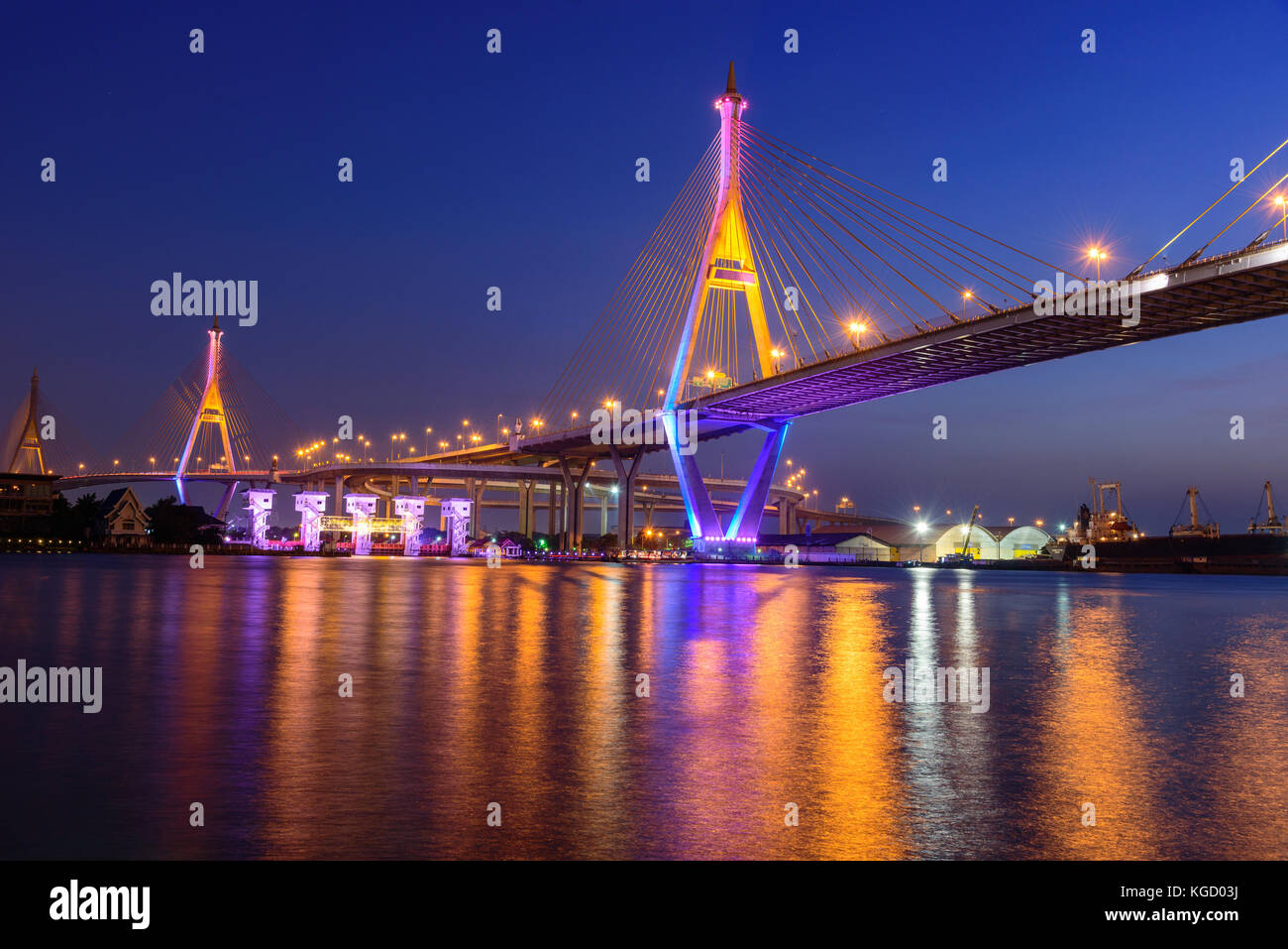 Big suspension bridge hi-res stock photography and images - Alamy