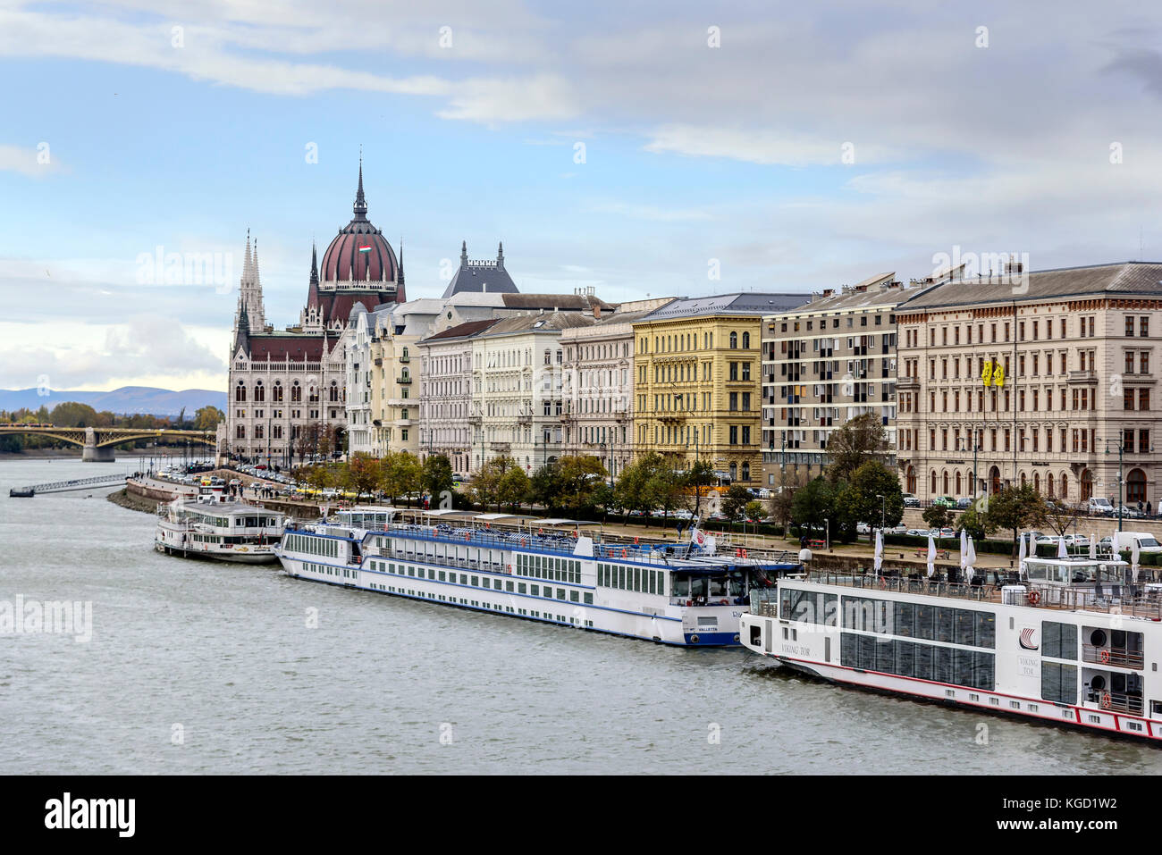 Cruise ship and panoramic view of Danube in Budapest Stock Photo - Alamy