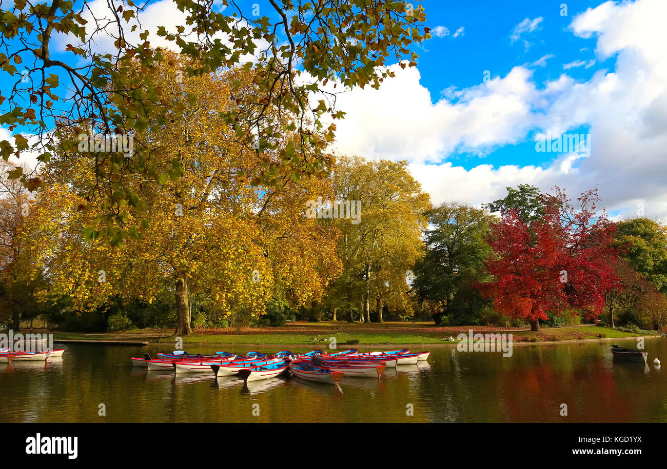 The Daumesnil lake in autumn , Vincennes forest,Paris, France Stock ...