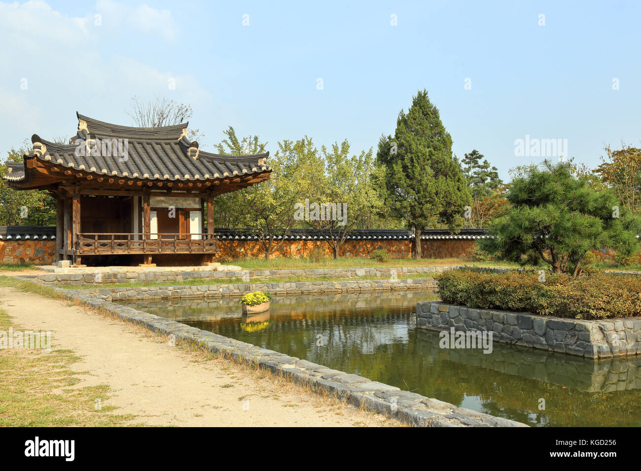 South pond pavilion in hi-res stock photography and images - Alamy