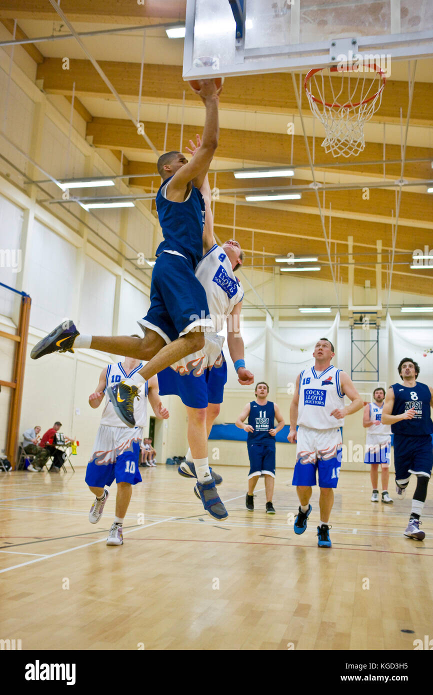 Jumping to shoot at basketball Stock Photo - Alamy