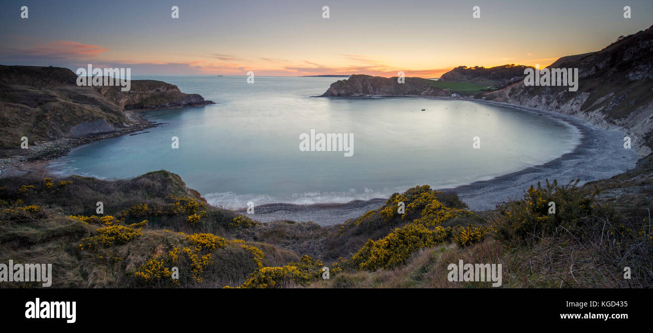 lulworth-cove-at-sunset-on-the-jurassic-coast-in-dorset-stock-photo-alamy