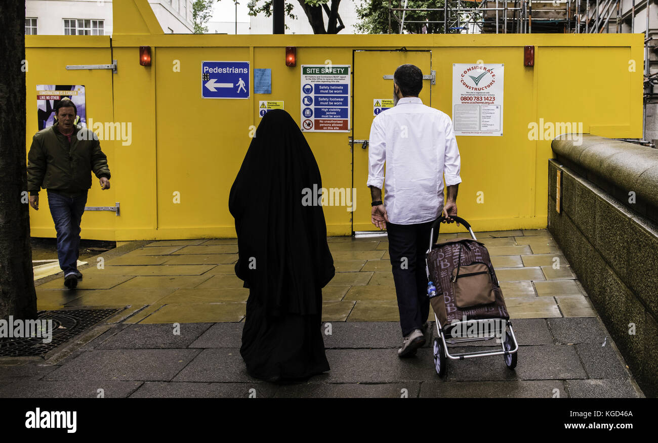 Full burka hi-res stock photography and images - Alamy