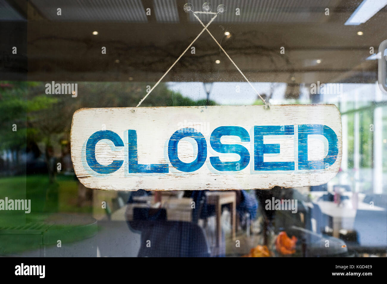 A Closed sign in the window of a cafe Stock Photo - Alamy