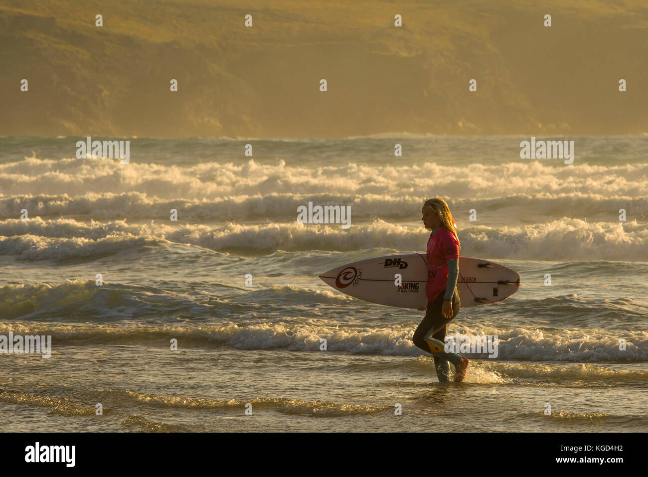 Female surfer cornwall hi-res stock photography and images - Alamy