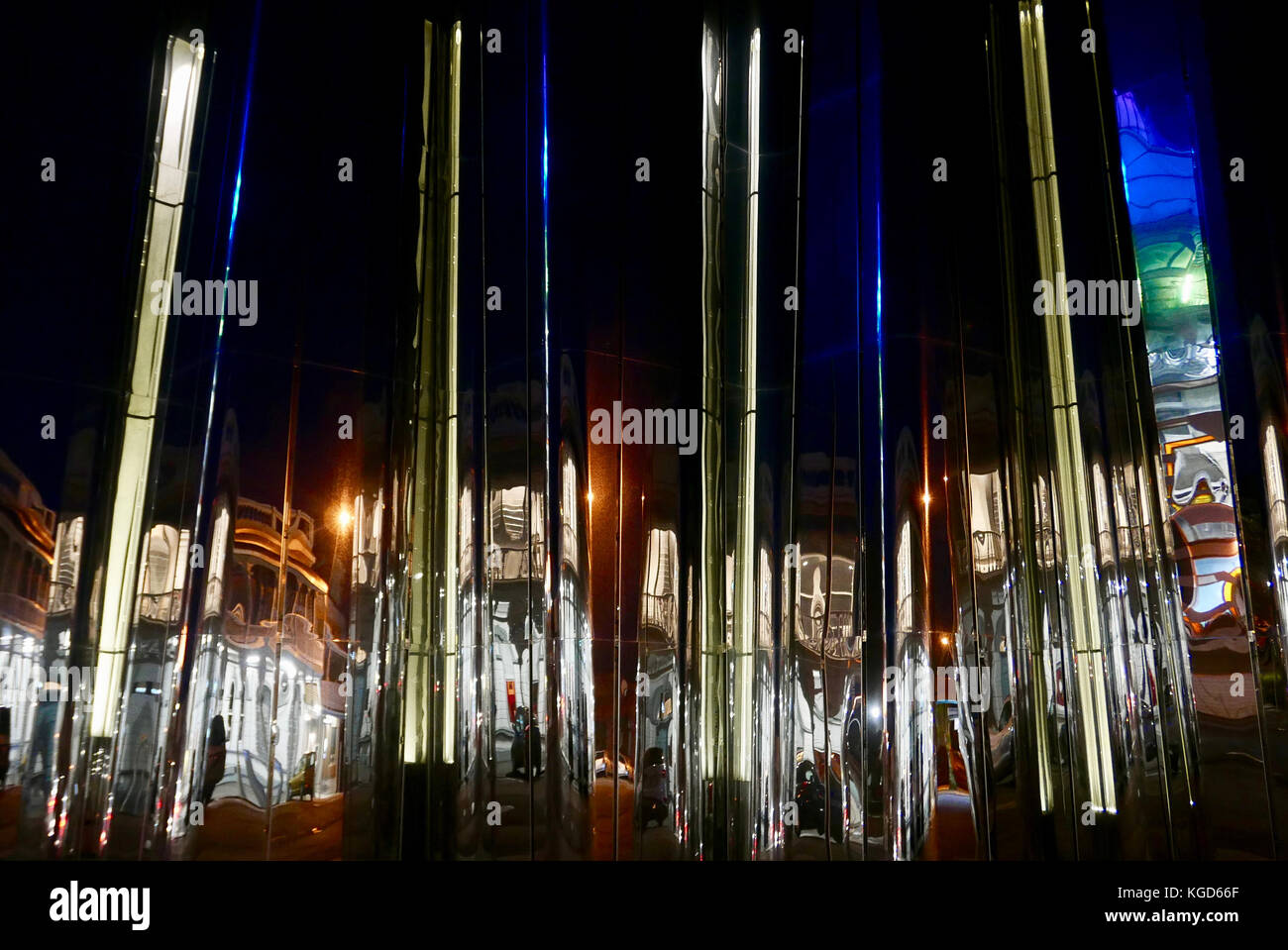 Mirrored building hi-res stock photography and images - Alamy