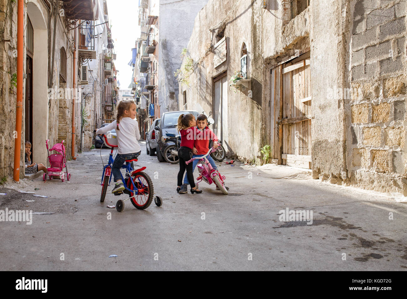 Italy kids playing street hi-res stock photography and images - Alamy