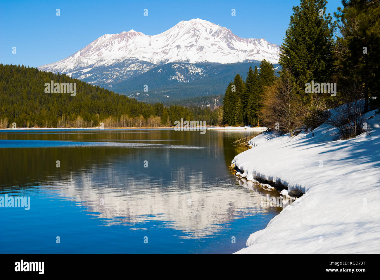 Mount Shasta in winter with lake on foreground Stock Photo - Alamy