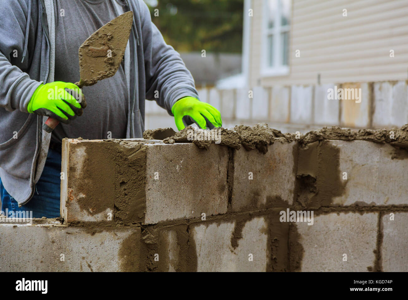 Builder erects a wall Stock Photo - Alamy