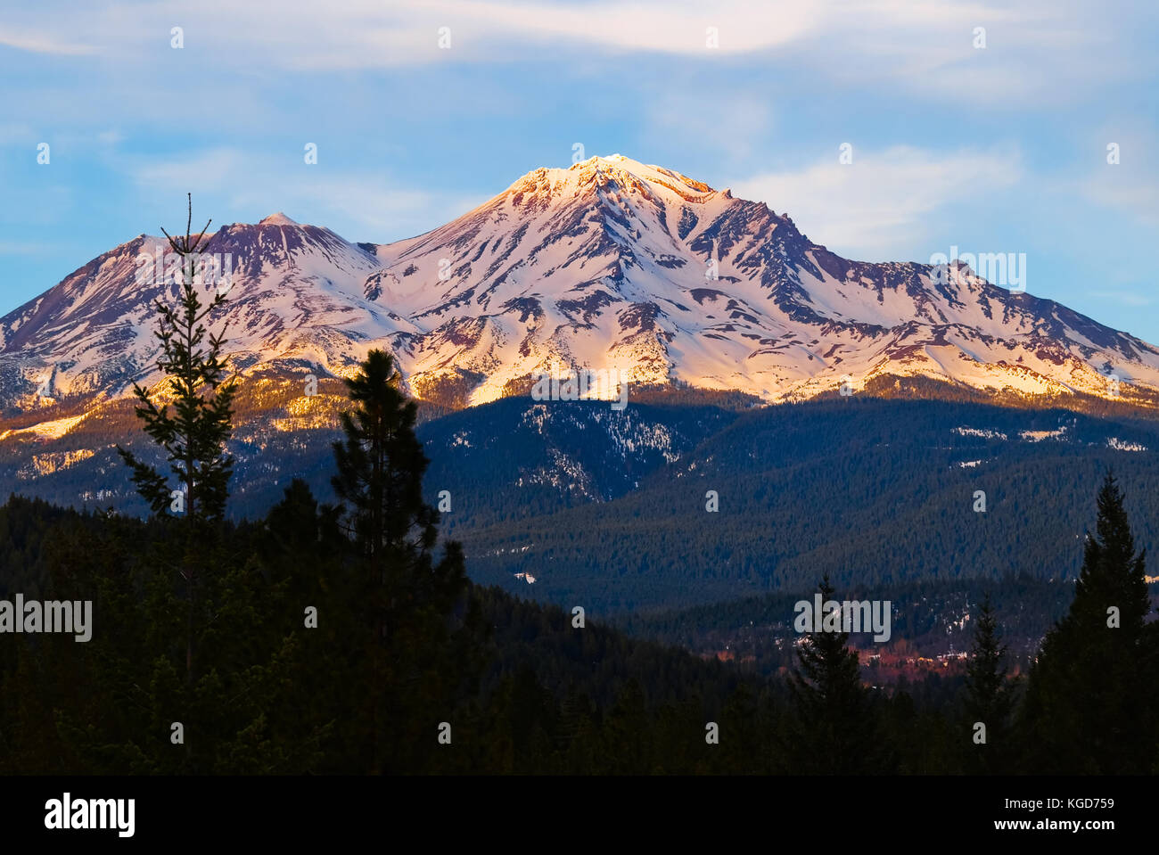 Mount Shasta at sunset in winter Stock Photo - Alamy