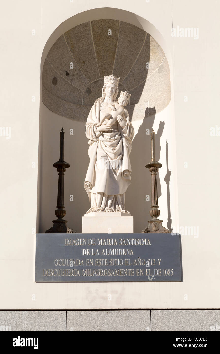 Statue Maria Santisima de la Almudena, catedral de Nuestra Señora de la ...