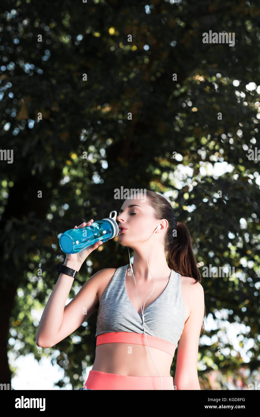 sporty girl drinking water Stock Photo - Alamy sporty girl drinking water Stock Photo - Alamy