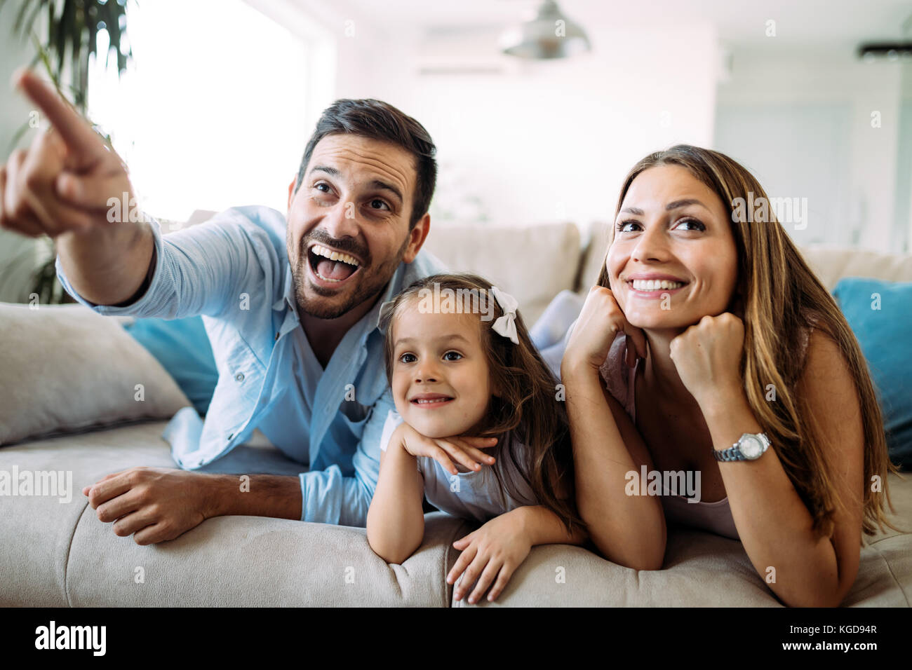 Family watching tv hi-res stock photography and images - Alamy