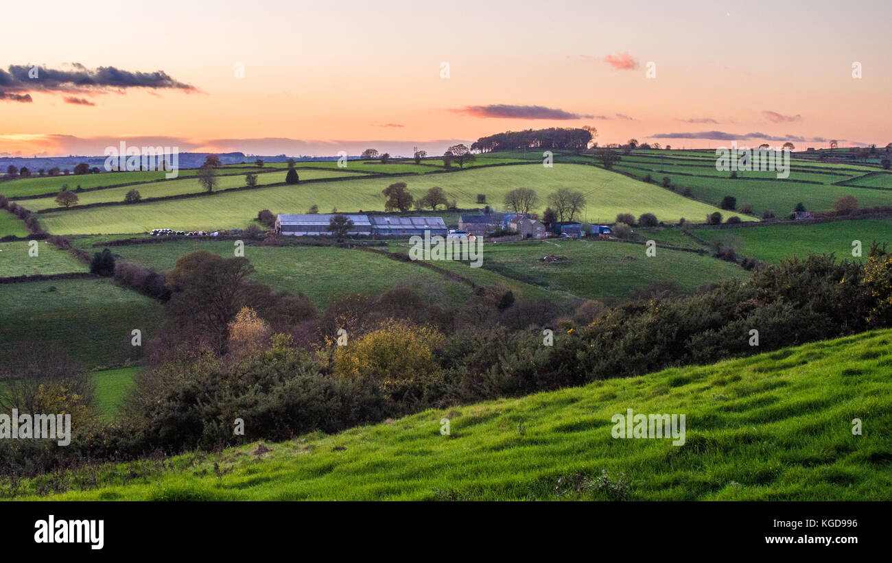 Countryside & Farm buildings near Belper, Derbyshire, England Stock ...