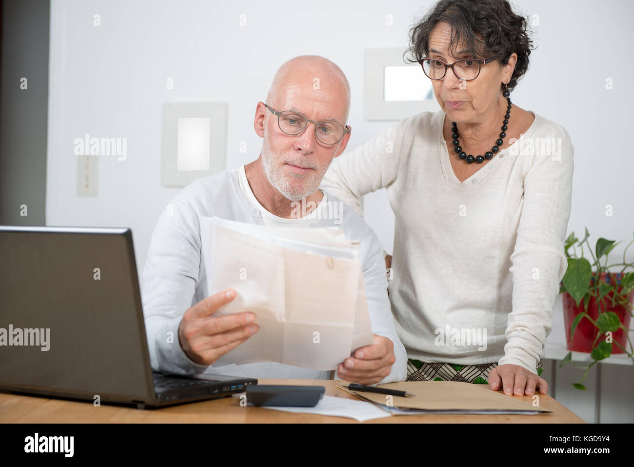 a senior couple paying their bills with laptop at home Stock Photo - Alamy