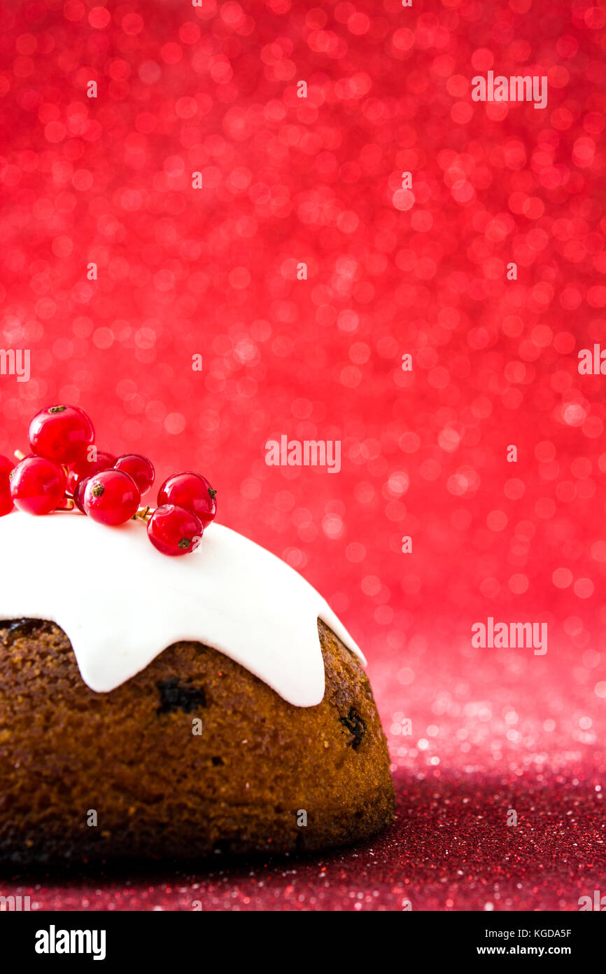 Christmas pudding on red background Stock Photo - Alamy