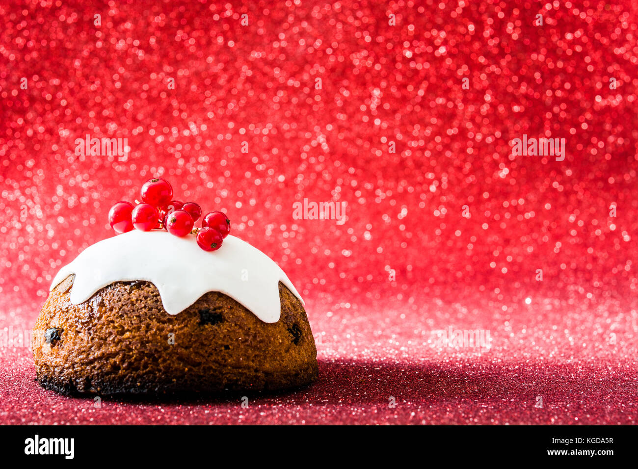 Christmas pudding on red background Stock Photo - Alamy