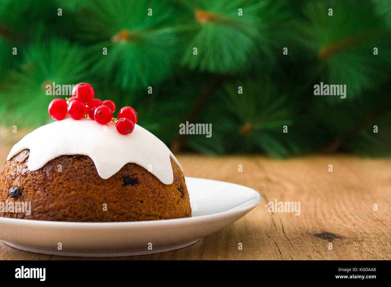 Christmas pudding on wooden table Stock Photo - Alamy