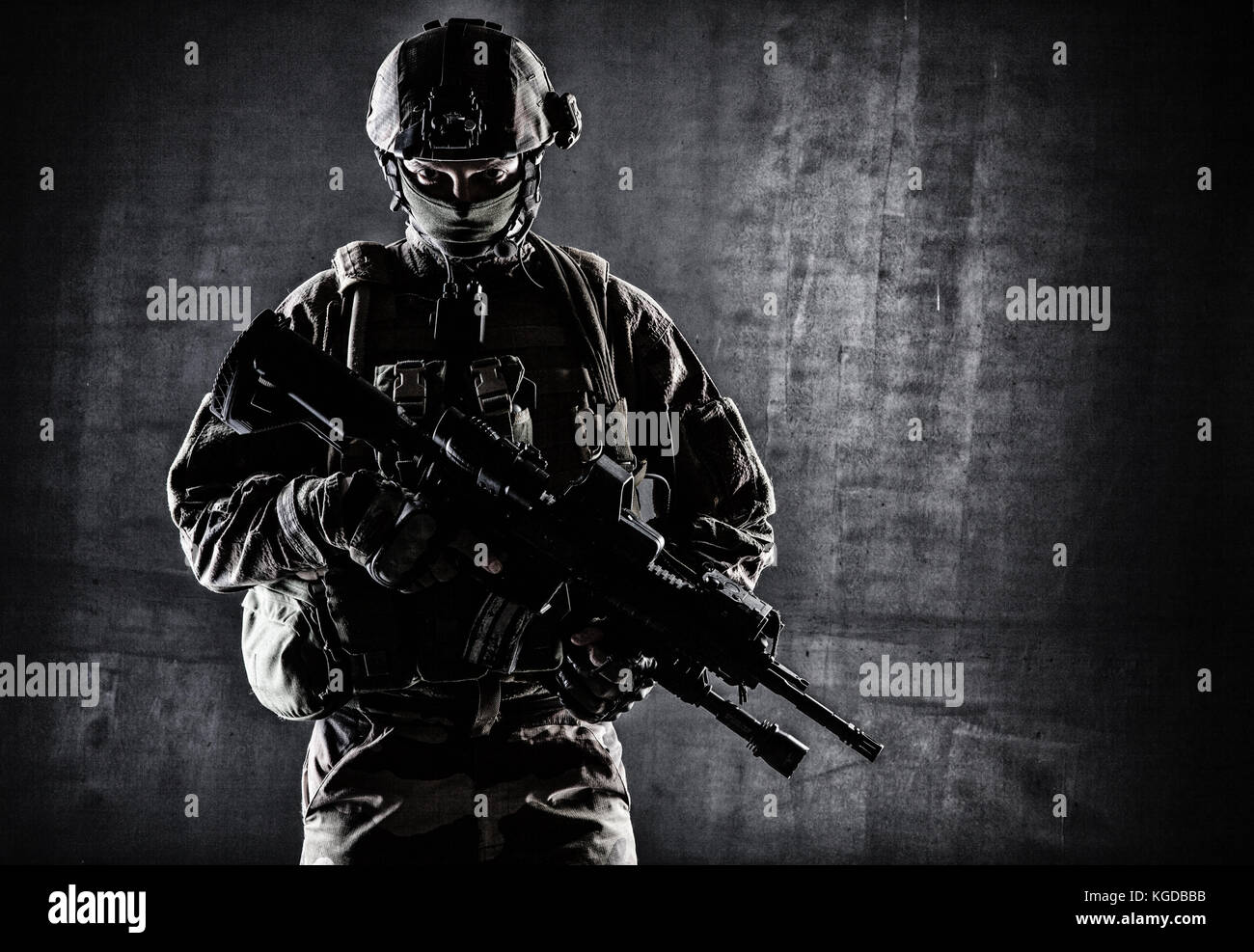 French paratrooper with weapons Stock Photo - Alamy