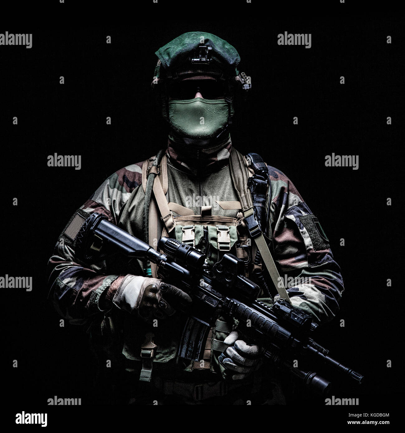 French paratrooper with weapons Stock Photo - Alamy