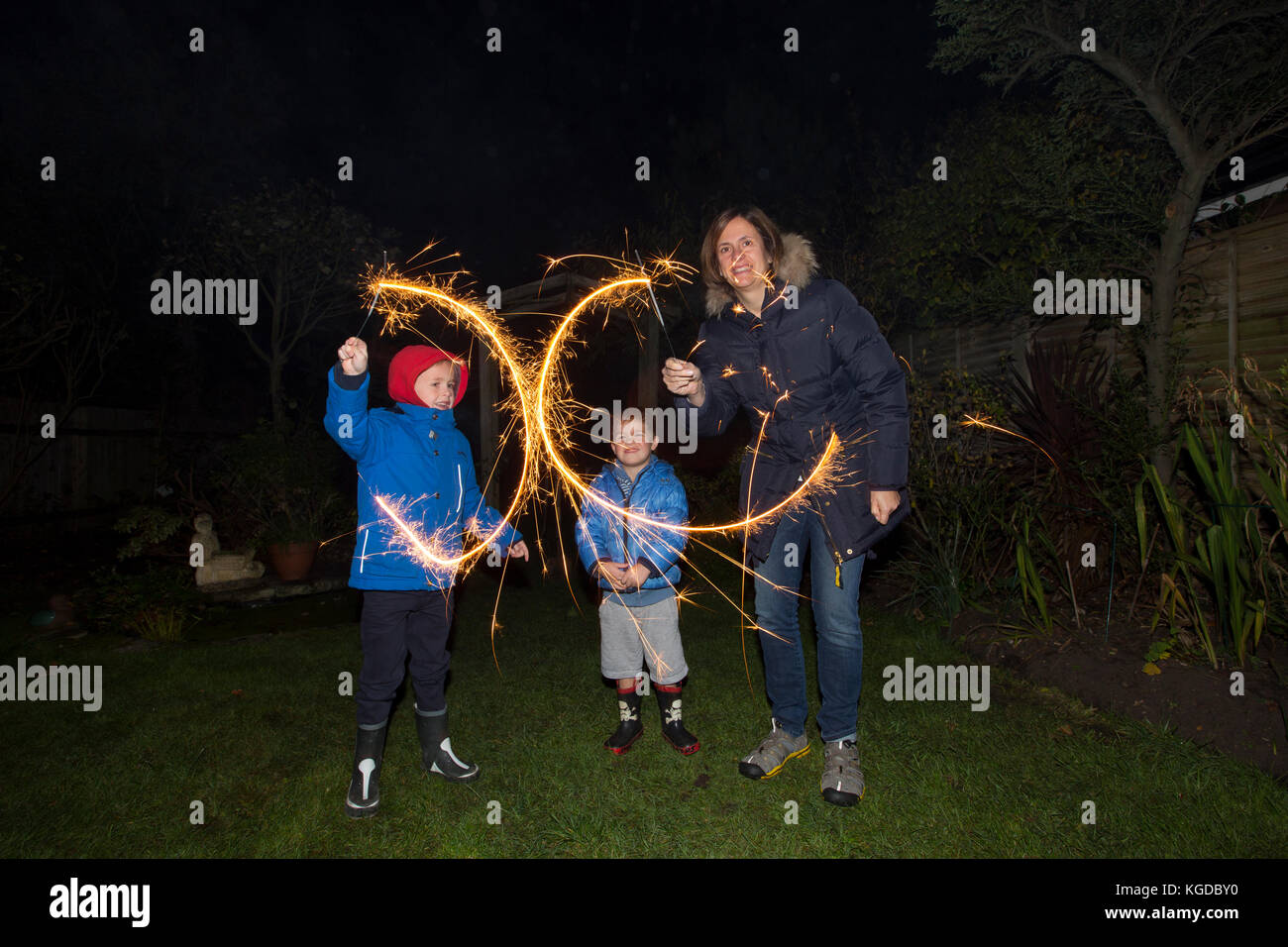 Bonfire night family hi-res stock photography and images - Alamy