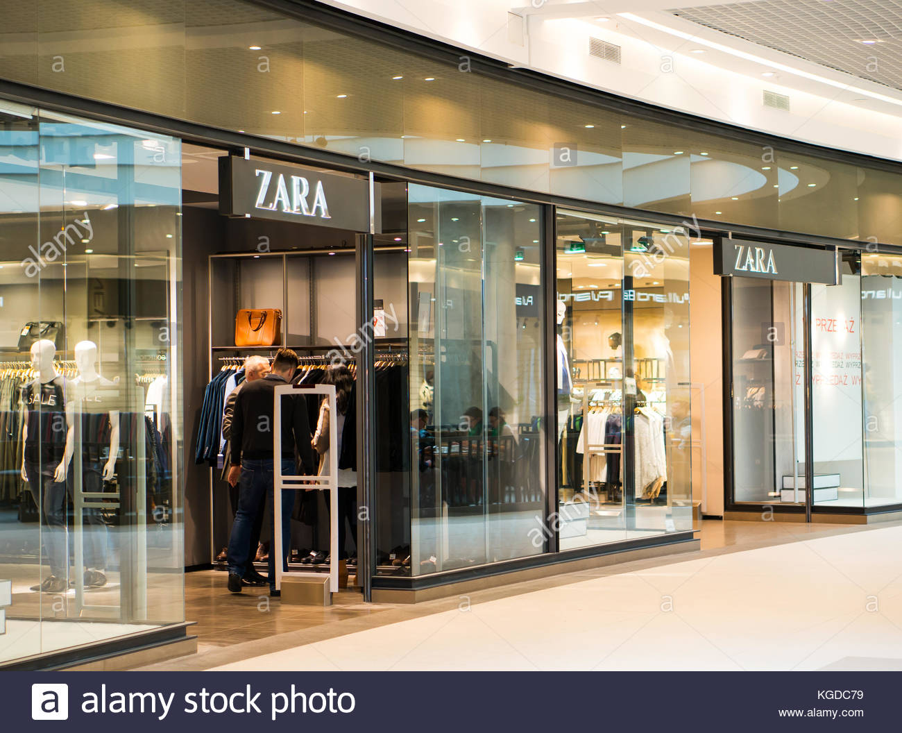 Zara Store Entrance Stock Photos & Zara Store Entrance Stock Images - Alamy