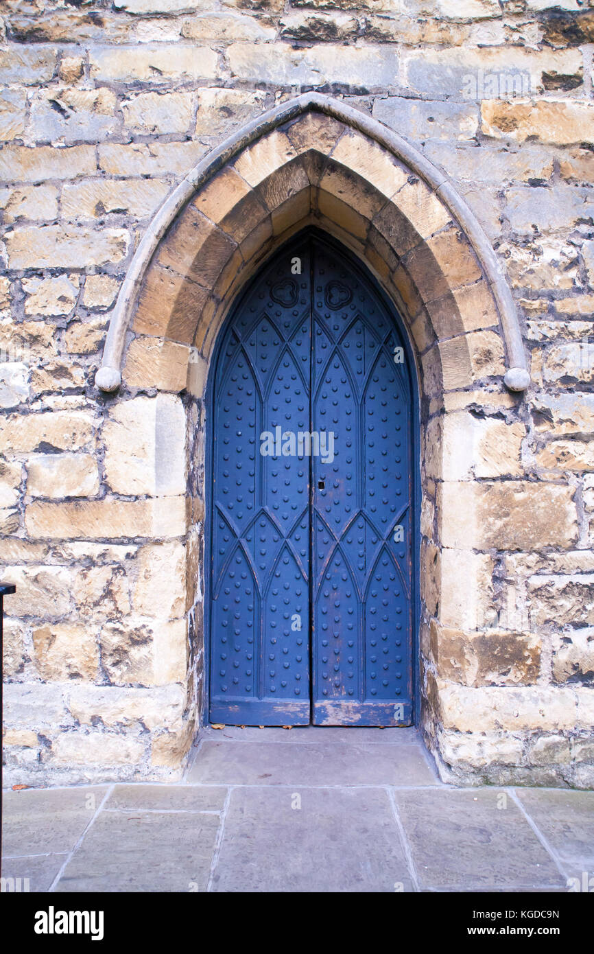 Arched doorway ancient castle hi-res stock photography and images - Alamy