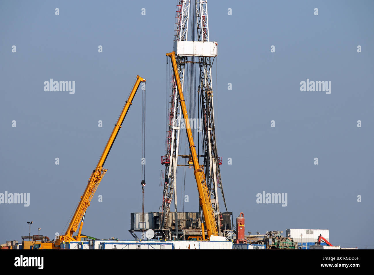 land oil drilling rig and cranes mining industry Stock Photo - Alamy