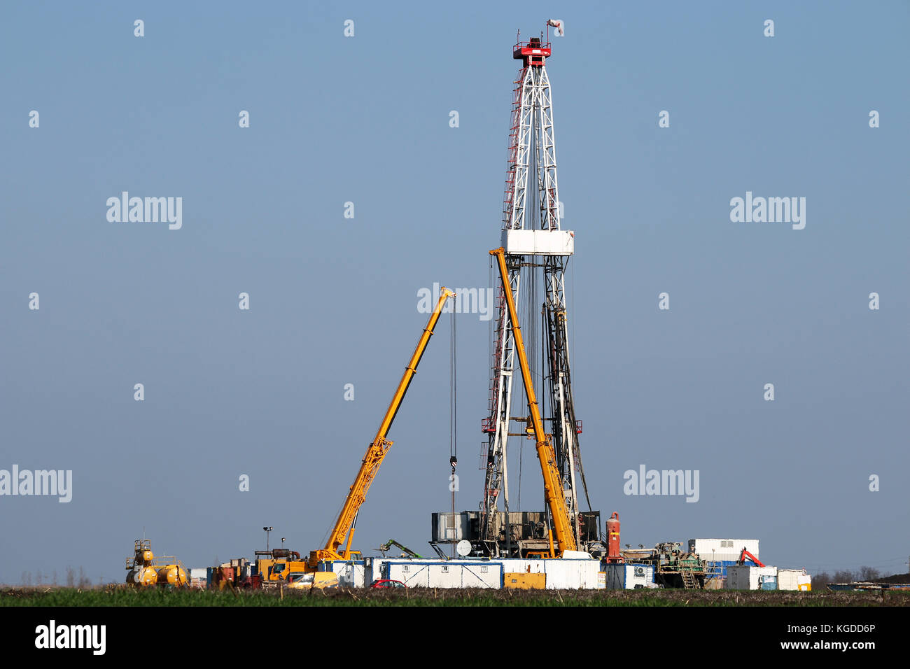 Drilling oil rig hi-res stock photography and images - Alamy