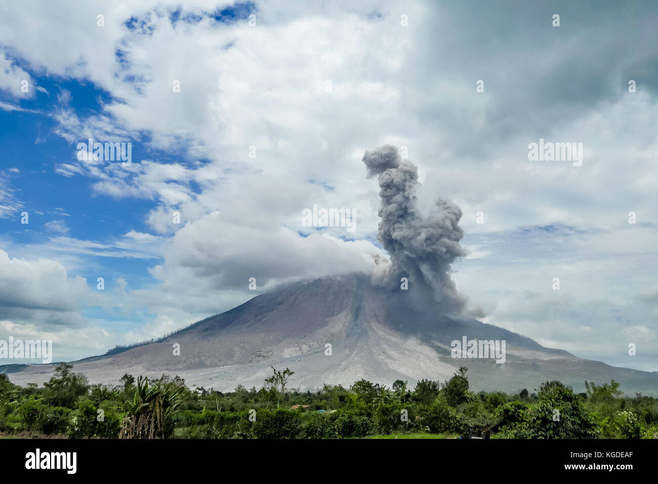 Eruption of volcano. Sinabung, Sumatra, Indonesia. 28-09-2016 Stock ...