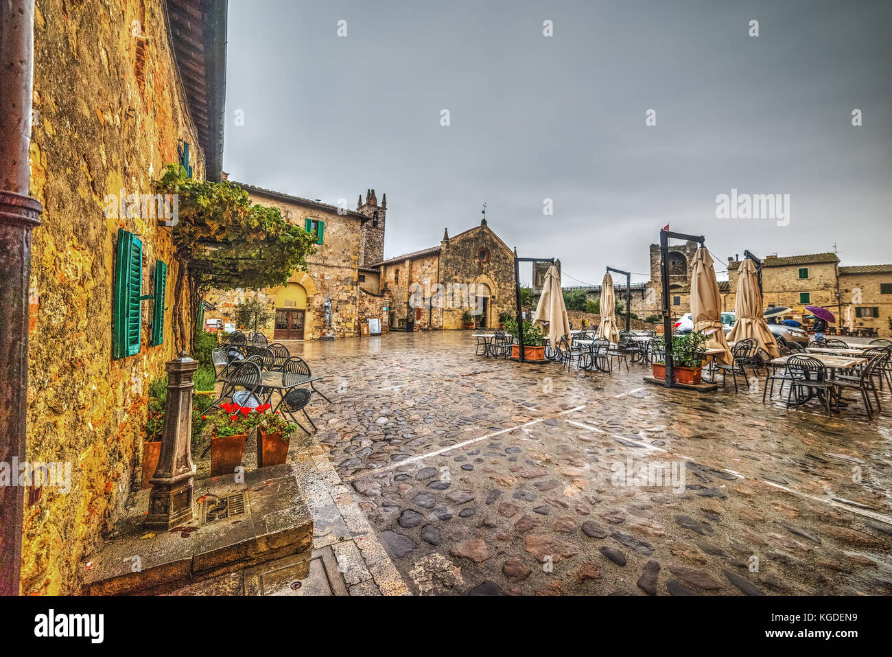 Santa Maria Assunta square in Monteriggioni, Tuscany Stock Photo - Alamy